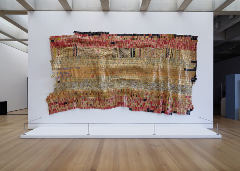 Bottle caps symbolize transatlantic slave trade in El Anatsui’s Fading ...
