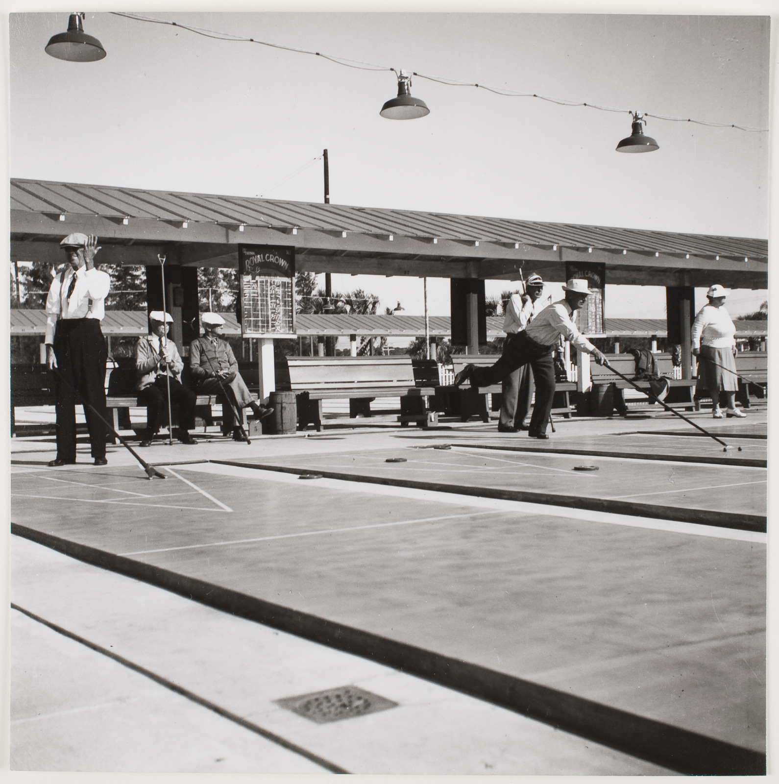 People playing shuffleboard, outdoors (Florida?) - Saint Louis Art Museum