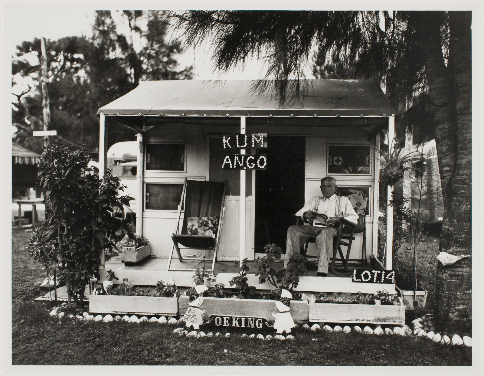 Small cottage with seated man (KUM/ANGO) - Saint Louis Art Museum
